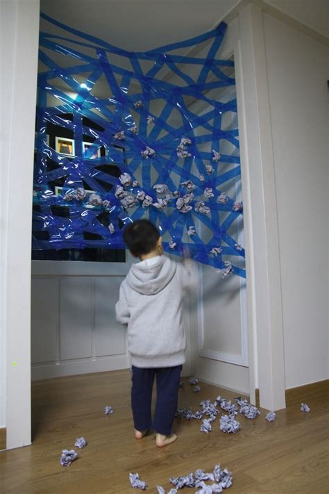 거미줄에 신문지공 던지기 유치원 아이디어 교실 벽 창의적인 활동