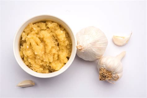 붙여넣기 또는 Toum 또는 Toumya 화이트 Backgroundginger 마늘 분말에 고립 된 원시 마늘과 마늘 갈색에 대한 스톡 사진 및 기타 이미지 Istock