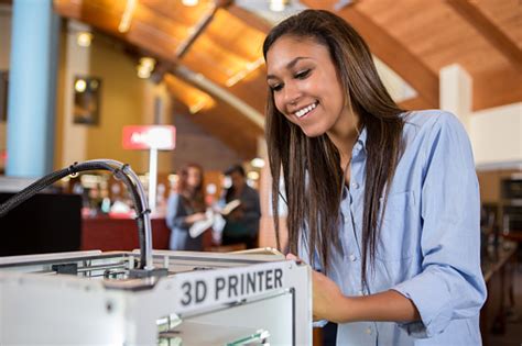 고등학교 또는 전문대학교 여자아이 3d 프린터를 사용하는 3차원 인쇄에 대한 스톡 사진 및 기타 이미지 3차원 인쇄 단일 객체 창의력 Istock