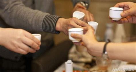 公司聚餐時，老實人不會給領導敬酒怎麼辦？記住這「三個」套話 每日頭條