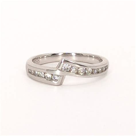 18ct Pure White Gold Diamond Shaped Ring Totan Jewellers