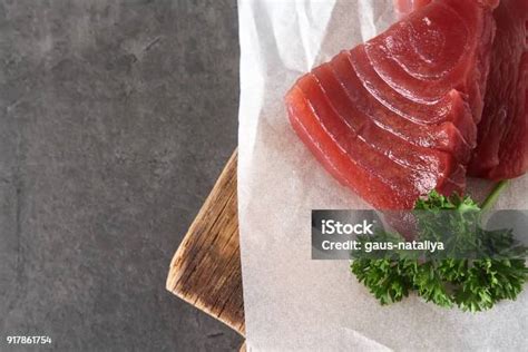 굽고 대 한 참치는 스테이크 어두운 배경입니다 해산물입니다 0명에 대한 스톡 사진 및 기타 이미지 0명 건강한 식생활 고기 Istock
