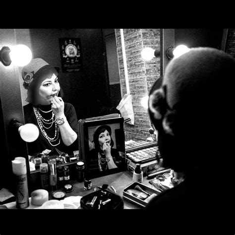 عکس آناهیتا همتی در حال آرایش کردن استایل جنجالی خانم بازیگر معروف را