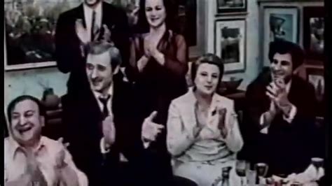 ცეკვავენ კახი კავსაძე და ლადო გუდიაშვილი ფრაგმენტი ფილმიდან მზე შემოდგომისა ფრაგმენტში