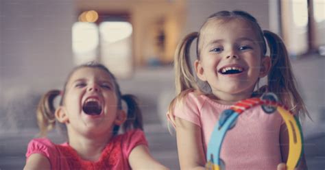 소녀들은 음악 학교에서 연습합니다 카메라를 보고 있습니다 사진 Unsplash의 악기 이미지