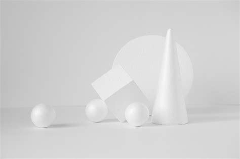 다양한 3d 기하학적 모양의 흑백 구성 다양한 크기의 흰색 공 큐브 원뿔 둥근 스탠드 고립 된 배경에 교육을위한 시각 보조기구의