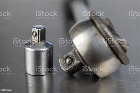 오래 된 소켓 렌치 핸들입니다 주석 테이블에 워크샵 기계공을 위한 액세서리 밝은 배경 강철에 대한 스톡 사진 및 기타 이미지 강철 개체 그룹 그런지 이미지 기법
