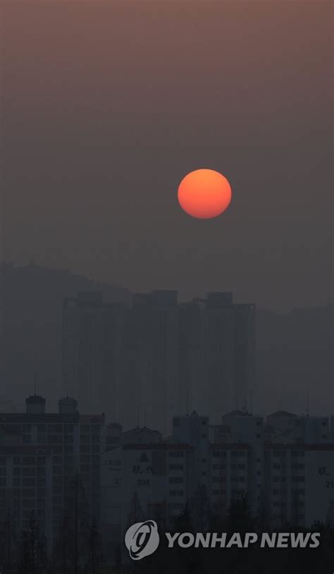 잿빛 하늘과 붉은 해 연합뉴스