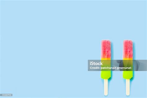 파스텔 핑크 배경 소다와 딸기와 레몬 아이스크림에 과일 다채로운 아이스크림 패턴 아이스크림 스틱 과일에 대한 스톡 사진 및 기타