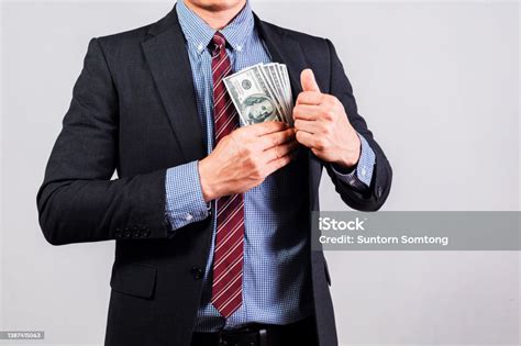 몇 가지 100 달러 지폐를 들고 정장을 입은 사업가 금융 개념 가계에 대한 스톡 사진 및 기타 이미지 가계 개념 개념과 주제 Istock