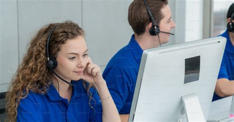 원격 고객 또는 동료를 지원하기 위해 사무실에서 일하는 헤드셋을 착용한 비즈니스 사람들 콜센터 텔레마케팅 고객 지원 상담원은 전화 화상 회의 서비스를 제공합니다 사진