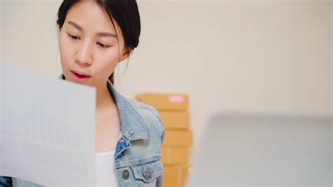 중소 기업 온라인 검사 제품의 아름 다운 스마트 아시아 젊은 기업가 비즈니스 여자 소유자와 집에서 일하는 컴퓨터에 저장합니다 무료 사진