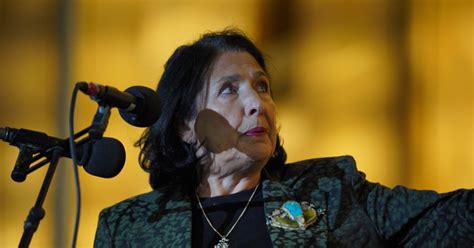 ზურაბიშვილი რამდენიმე პოსტს წერს X ზე პრეზიდენტის არჩევნებსა და ნაძვის ხის ანთების ღონისძიებაზე