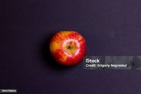 검은 색 배경에 사과 빨간색 사과 측 보기 잘 익은 사과 맨 위 보기입니다 0명에 대한 스톡 사진 및 기타 이미지 0명 건강한 식생활 검은색 Istock