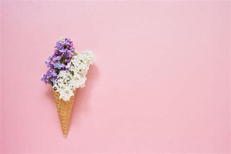 분홍색 배경에 와플 아이스크림 콘에 라일락 꽃 여름 개념입니다 복사 공간 평면도 0명에 대한 스톡 사진 및 기타 이미지 0명 개념 공휴일 Istock
