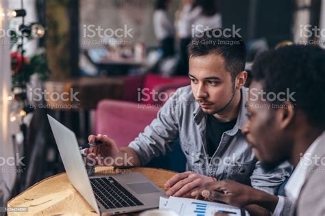 비즈니스 팀워크 두 사업가가 노트북에서 함께 일합니다 사업가에 대한 스톡 사진 및 기타 이미지 사업가 조언 휴식 Istock