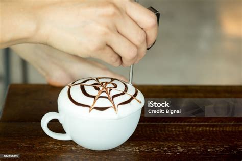 바리 스타 라 떼 아트를 확인 하는 방법 기계류에 대한 스톡 사진 및 기타 이미지 기계류 기업 재무와 산업 기업가