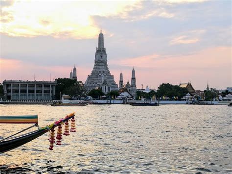 半人妻 · 泰生活 在馬來西亞，最常乘搭的交通工具是汽車 在台灣，是捷運公車 在新加坡，是地鐵 在曼谷，是摩哆車計程車 小時候，因為曾經從機車上摔下來而對乘坐機車有些恐懼 到了曼谷，必須