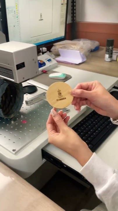 각인하는여자 Shorts 쇼핑몰사장 데일리 옷걸이 각인기 거울 로고 로고디자인 Youtube