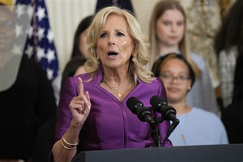 Jill Biden Pide A Hombres Defender Derechos De La Mujer Infobae