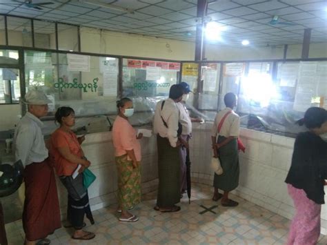 ဘီးလင်းမြို့နယ်မြန်မာ့စီးပွားရေးဘဏ်၌ အငြိမ်းစားဝန်ထမ်းများအား ပင်စင်လစာများ ထုတ်ပေးလျှက်ရှိ