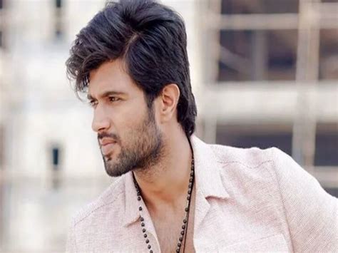 Actor Vijay Devarkonda Ran From Stage Beacuse Of Fans Watch Video