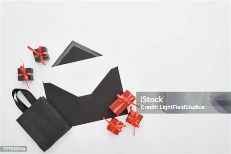 흰색 배경에 장식 선물 상자와 쇼핑 백 근처 빈 카드와 검은 봉투의 상단보기 0명에 대한 스톡 사진 및 기타 이미지 0명