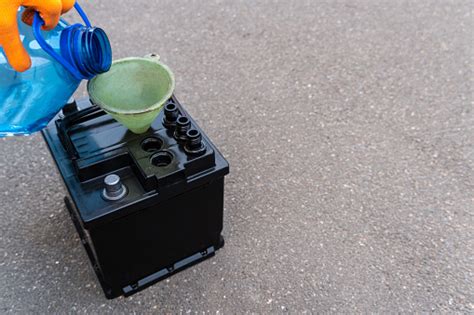 정비사 배터리 자동차 배터리 진단 및 수리에 전해질 추가 검사 보기에 대한 스톡 사진 및 기타 이미지 검사 보기 기계공