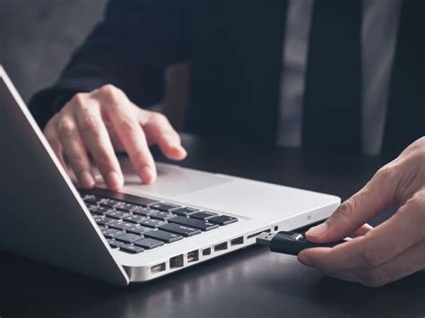 How To Use A USB Without The Risk Of Data Leaks Computer Repair Flash Drive Usb