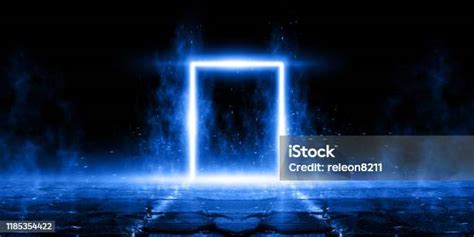 3d 렌더링 추상 문 빛 환상적인 장면입니다 빈 무대 밝은 요소 네온 빛 추상적 인 빛이있는 방 네온 빛의 젖은 표면에 반사 3차원 형태에 대한 스톡 사진 및 기타 이미지