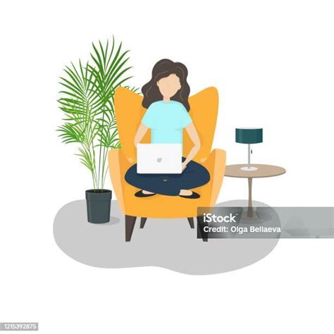 ภาพประกอบแบนเวกเตอร์ของหญิงสาวที่ทํางานบนเก้าอี้แขนกับแล็ปท็อปหรือคอมพิวเตอร์ในบ้าน ภาพประกอบ