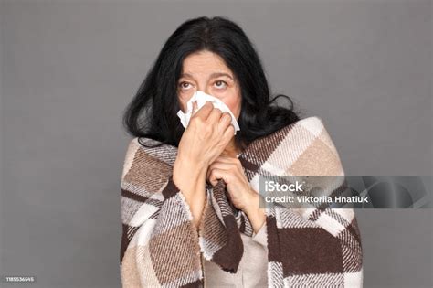 자유형 성숙한 여자 에 격자 무늬 담요 서 고립 에 회색 불고 코 로 조직 클로즈업 가을에 대한 스톡 사진 및 기타 이미지 가을 갈색 머리 곱슬 머리 Istock