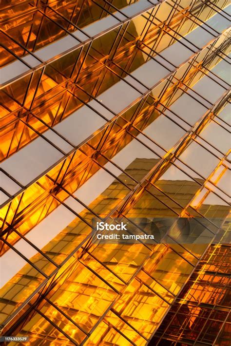 황금 건물입니다 기술 및 비즈니스 개념의 현대적인 사무실 마천루의 윈도우 유리 외관 디자인 건축 또는 엔지니어링의 건설 구조 도시 배경의 외부 강철에 대한 스톡 사진 및