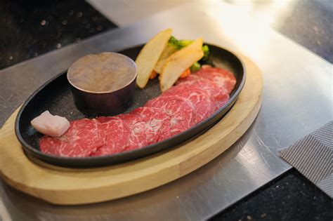 야키니쿠 전통 일본식 얇게 썬 쇠고기를 굽는 음식 야채와 돌에 구운 고기 0명에 대한 스톡 사진 및 기타 이미지 0명 건강한 생활방식 검은색 Istock