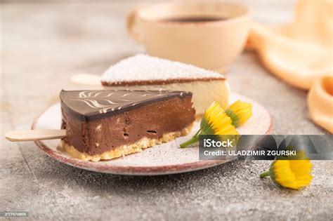 초콜릿과 바닐라 케이크는 갈색 콘크리트에 커피 한 잔과 함께 마시멜로를 팝 측면보기 선택적 초점 개념에 대한 스톡 사진 및 기타 이미지 Istock