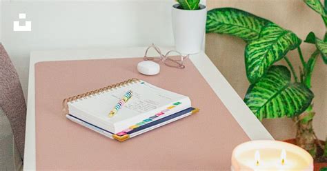 공책과 촛불이 놓인 테이블 사진 Unsplash의 무료 재택 근무 이미지