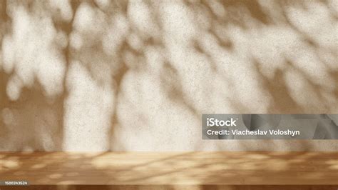 밝은 베이지색 질감의 벽 배경에 빈 테이블 벽에 그림자를 남깁니다 프레젠테이션 브랜딩 제품 화장품 식품 또는 보석류를 위한 모형 0명에 대한 스톡 사진 및 기타 이미지