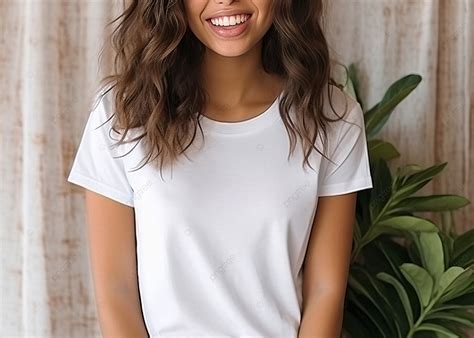 나무 배경 모형에 흰색 티셔츠를 입은 여자 모형 모조품 티셔츠 배경 일러스트 및 사진 무료 다운로드 Pngtree