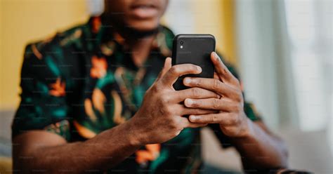 스마트폰을 사용하는 알아볼 수 없는 청년의 초상화 집에서 소파에 앉아 소셜 네트워크 개념 사진 Unsplash의 통신 이미지