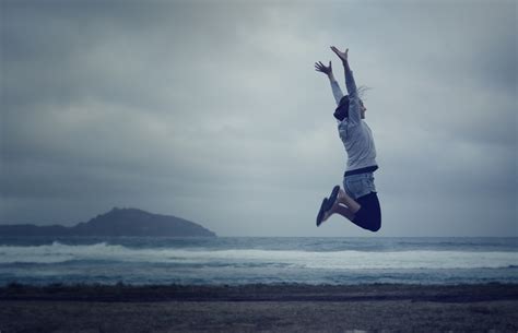 배경 화면 대양 푸른 하늘 운동 바닷가 물 구름 대조 장난 도약 점프하는 니콘 파도 변덕스러운 공기 탐험하는 떠 있는 공중 부양 탐험하다