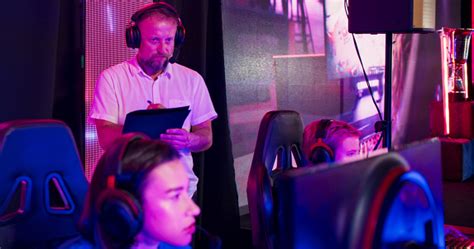 코치와 비디오 게임 Esport 챔피언십에서 경쟁하는 여성 선수들과 함께 다양한 블루 프로 게이머 팀 20 24세에 대한 스톡 사진 및 기타 이미지 Istock