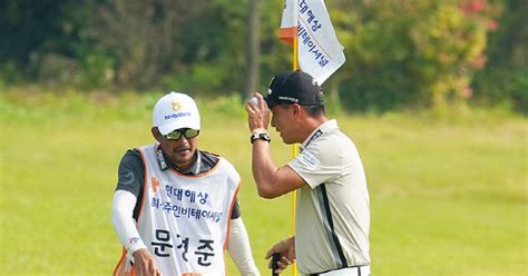 [포토] 홀아웃하며 인사하는 문경준