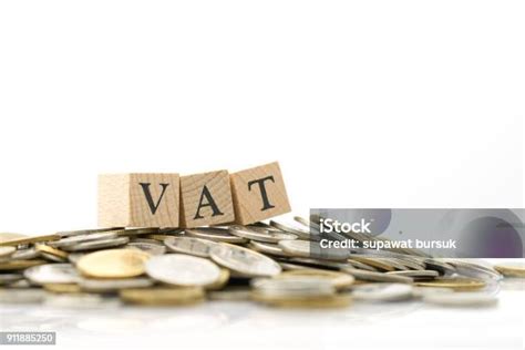 우드 워드 부가 가치세 배경 비즈니스 개념 및 텍스트 또는 디자인에 대 한 복사 공백으로 금융 개념으로 Coinsusing의 더미에 배치 됩니다 개념에 대한 스톡 사진 및