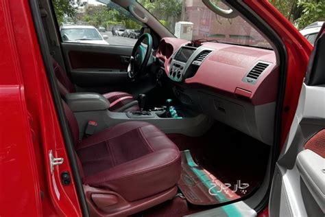 تویوتا هایلوکس دو کابین بلند کارکرد ۱۸۰هزار کیلومتر بدنه دو لکه رنگ اتوماتیک