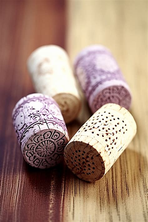 나무 배경에 세 개의 매립지 와인 와인 코르크 배경 화면 및 일러스트 무료 다운로드 Pngtree