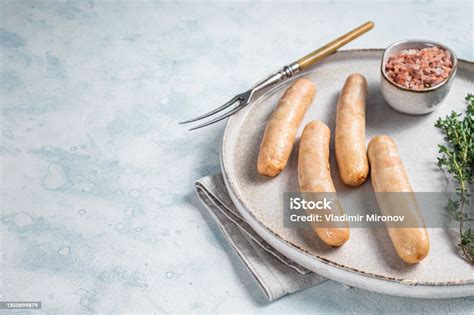 접시에 튀긴 닭고기와 칠면조 소시지 흰색 배경입니다 맨 위 보기입니다 복사 공간 갈색에 대한 스톡 사진 및 기타 이미지 갈색 건강한 식생활 검은색 Istock