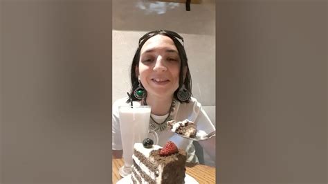 ПАРЕНЬ СБЕЖАЛ ИЗ БОЛЬНИЦЫ ЧТО БЫ НАПИТЬСЯ болталки рассказываю в кафе ем тортик Youtube