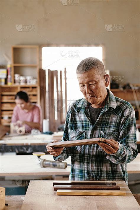 木匠检查木件融合在一起 木匠检查木件融合在一起