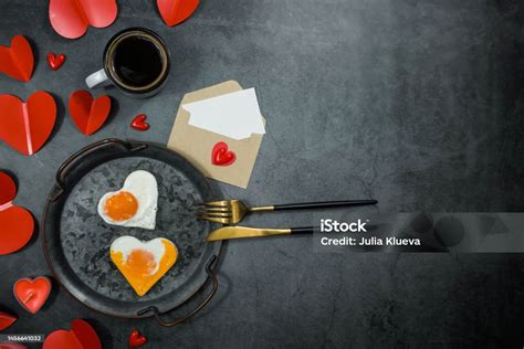 빈티지 팬에 수제 계란 후라이 커피 머그잔 하트 어두운 배경에 세련된 식기류 심장 모양의 계란 위에서 본 모습 텍스트 공간을 복사합니다 단호하게 0명에 대한 스톡 사진 및