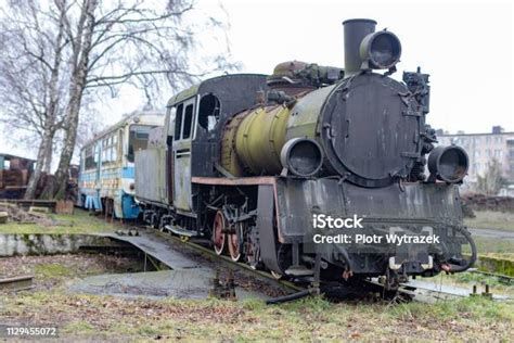 좁은 계기 철도의 오래 된 녹슨 기관차입니다 두기의 오래 된 증기 기관차의 장소입니다 가 계절입니다 0명에 대한 스톡 사진 및 기타 이미지 Istock